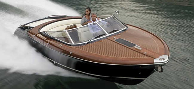 Un Motoscafo "Riva" Griffato Elton John in Aiuto dei Terremotati Italiani